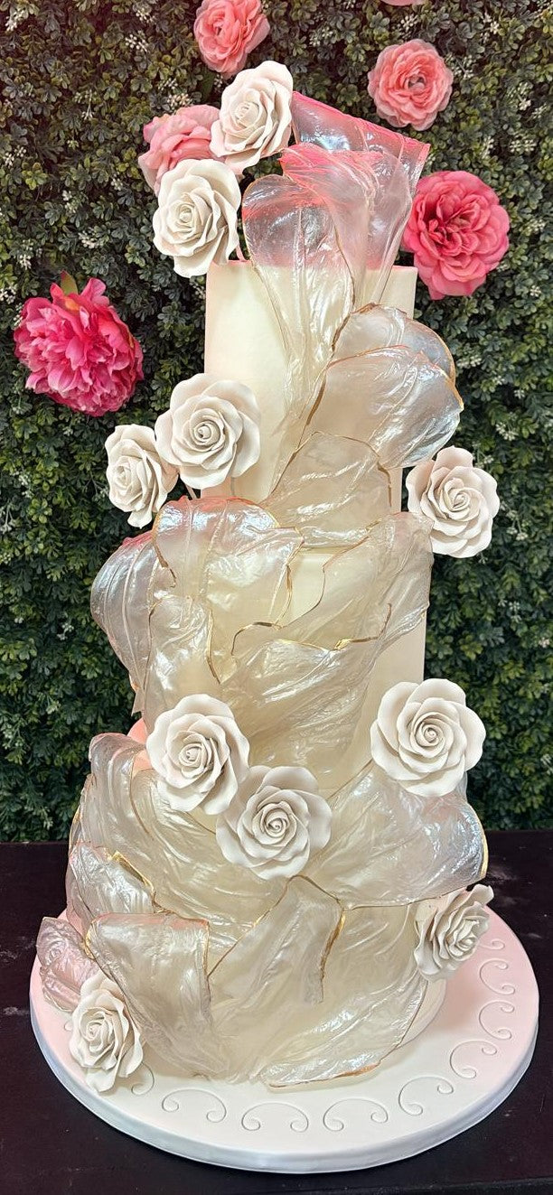 How to decorate a wedding cake with sugar flowers | Beachweddingtips.com